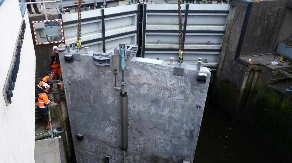 Unieke sluisdeuren van ultrahogesterktebeton geplaatst in Lauwersoog